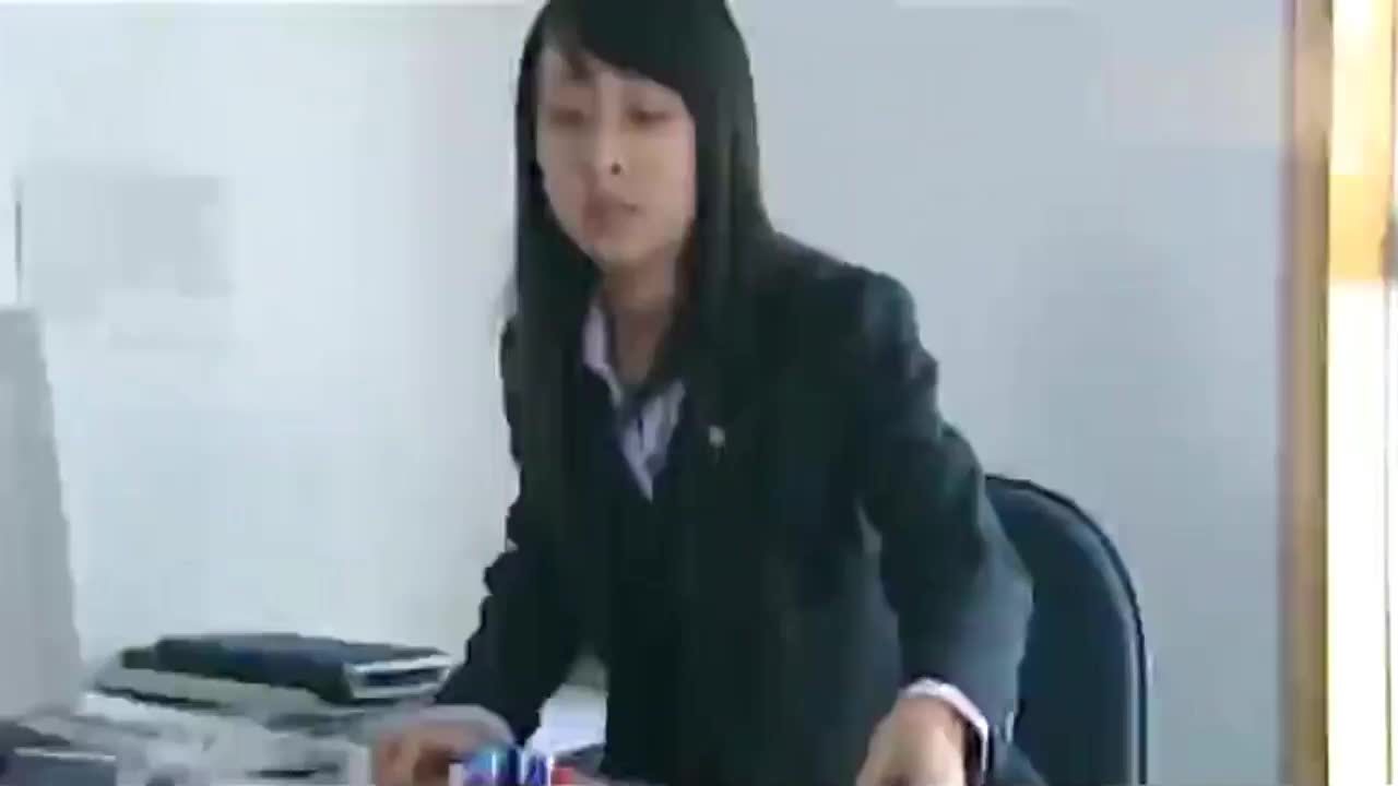 男人趁同事去吃饭,悄悄复制公司的财务报表,...