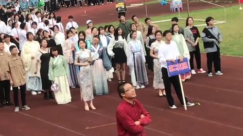 学校举办的运动会开幕仪式,学姐穿旗袍高跟鞋助阵,这气场简直了得