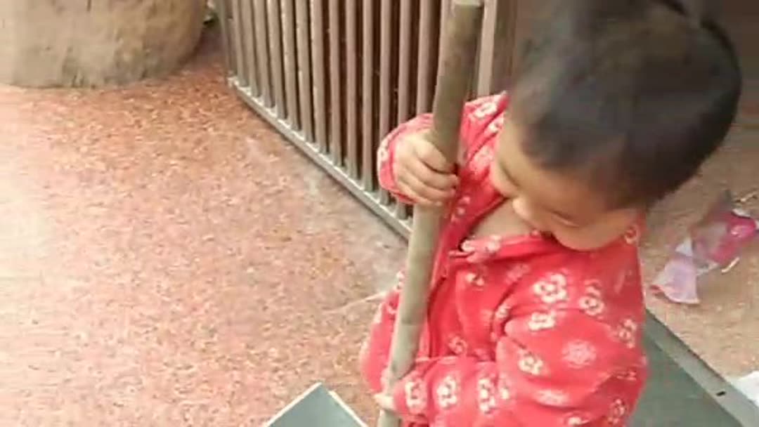 小小孩童学扫地