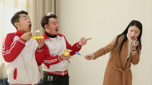 搞笑剧:老师总是蹭吃零食,学生用黏土做雪糕,老师再也不来了