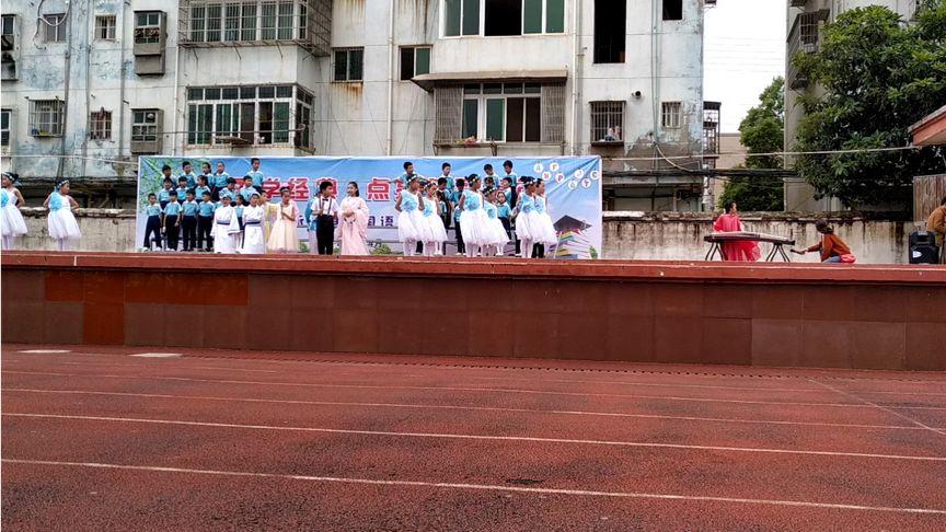 学校举行了一个运动会