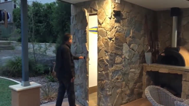 牛人设计隐形门,小偷来了都含着泪走,门找不到怎么偷?