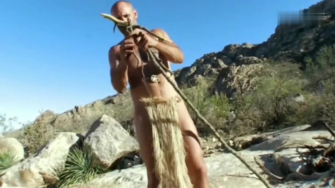 荒野求生:德爷抓到这又长又粗的家伙,这顿晚餐可以算得上奢侈了