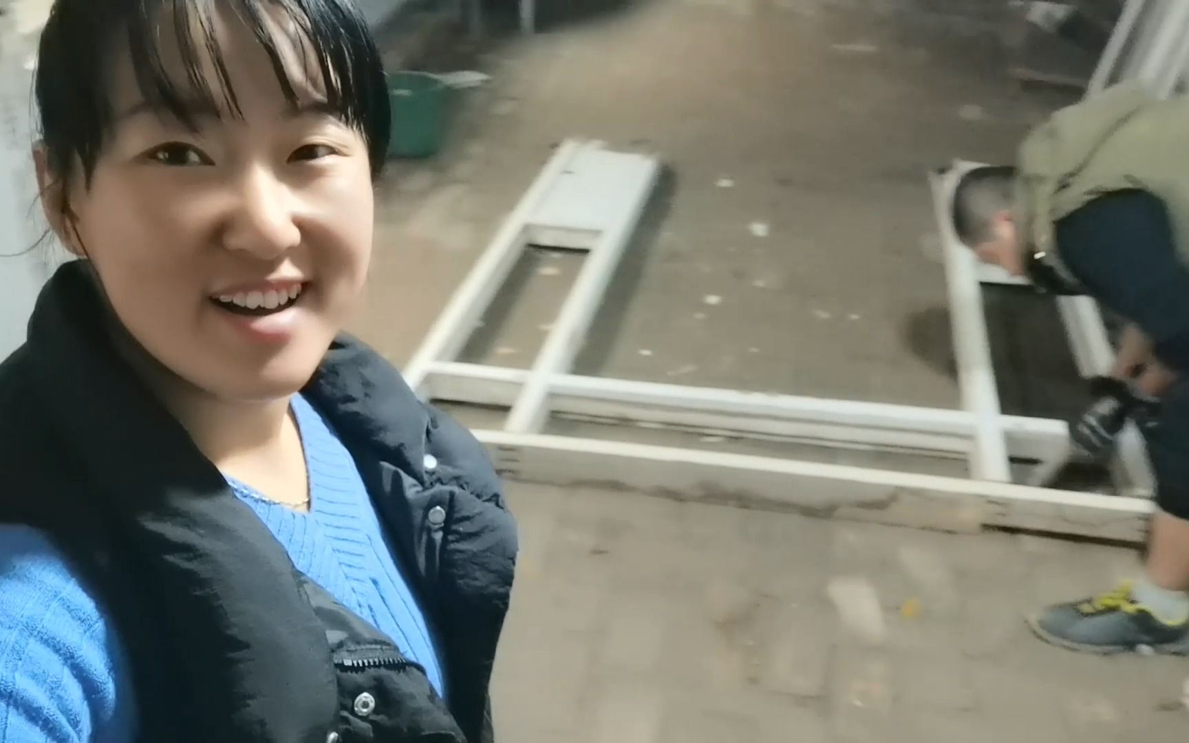 把旧门框拆的木料,做个新的门框。