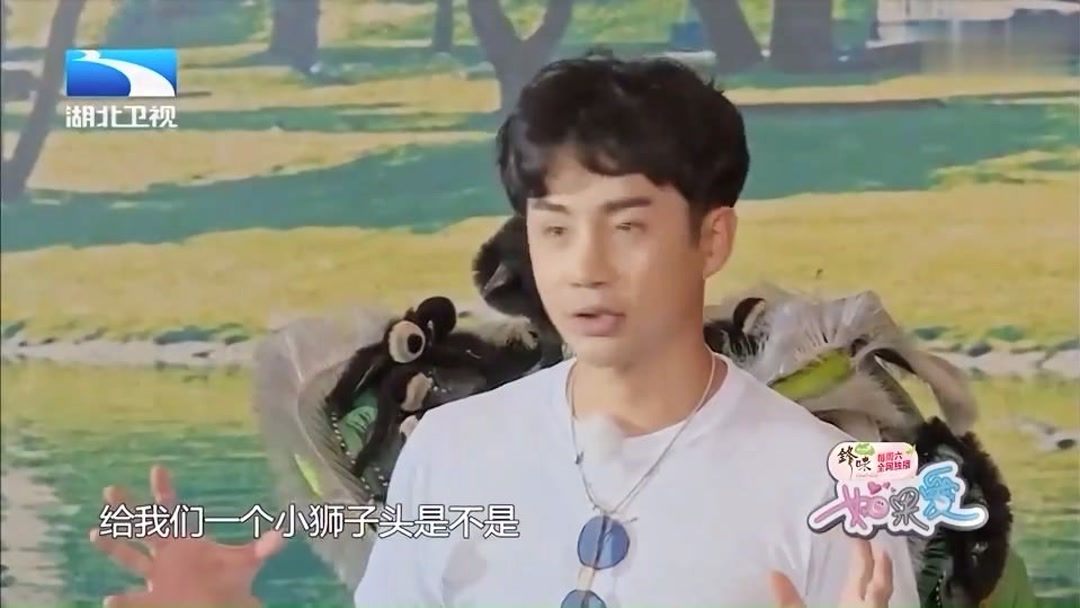 李茂弦子学习舞狮,老师认真讲解舞狮,李茂弦子认真练习