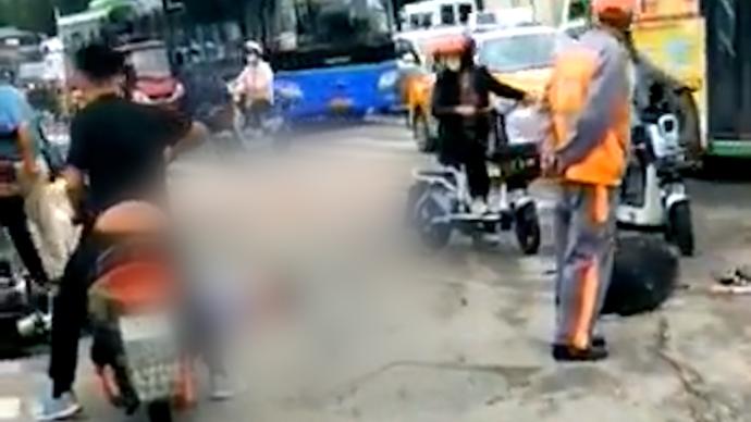 两车追尾后车辆失控连撞4辆电动车,造成4人受伤