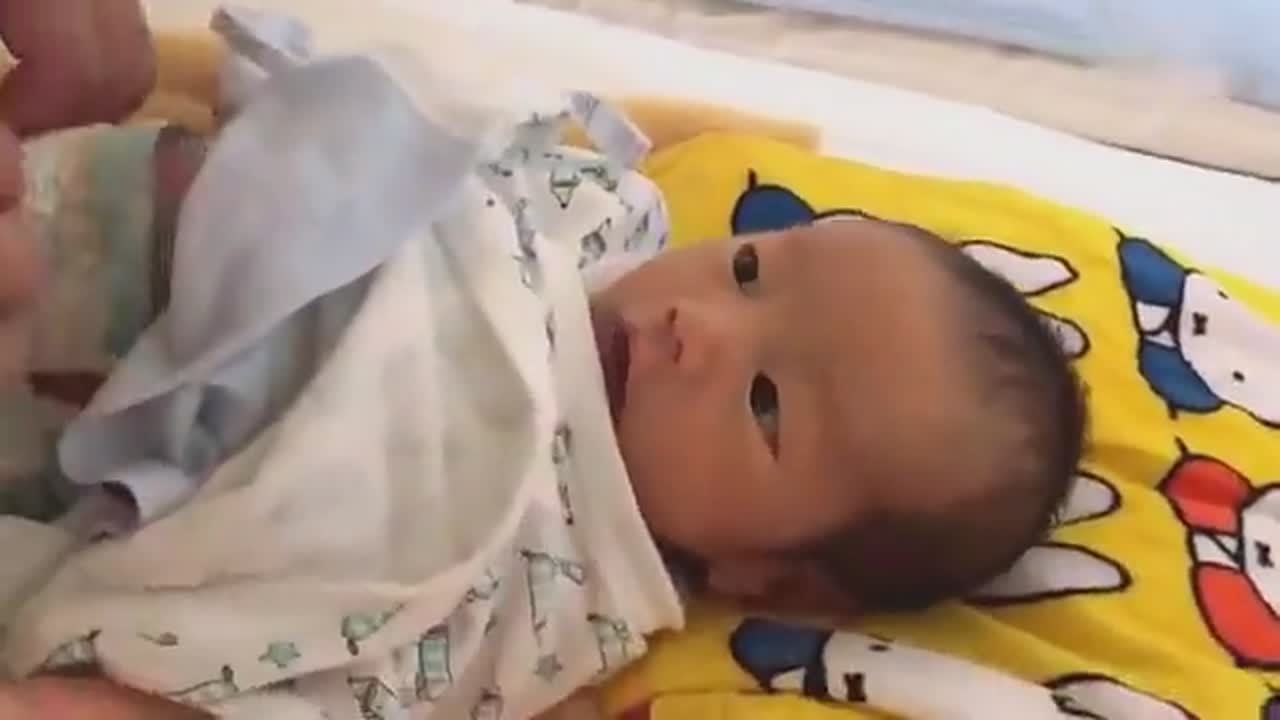 爸爸给宝宝换尿不湿,宝宝好乖巧不哭不闹,这模样真招人喜欢