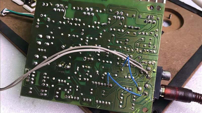 功放维修:在修低音炮主板,功放块基本全烧