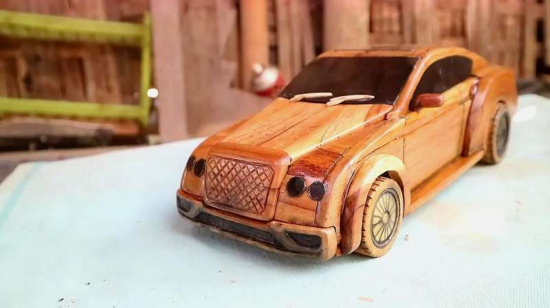 这男子真是高手!用木头DIY一辆小汽车,成品太逼真了