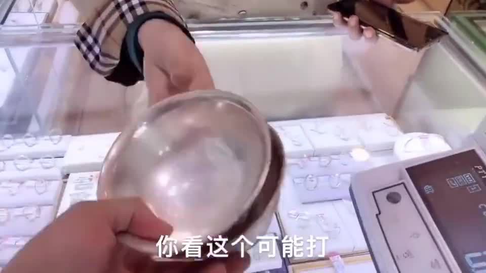 美女拿了两个银碗来银饰店置换,老板当场剪开带你看内部结构