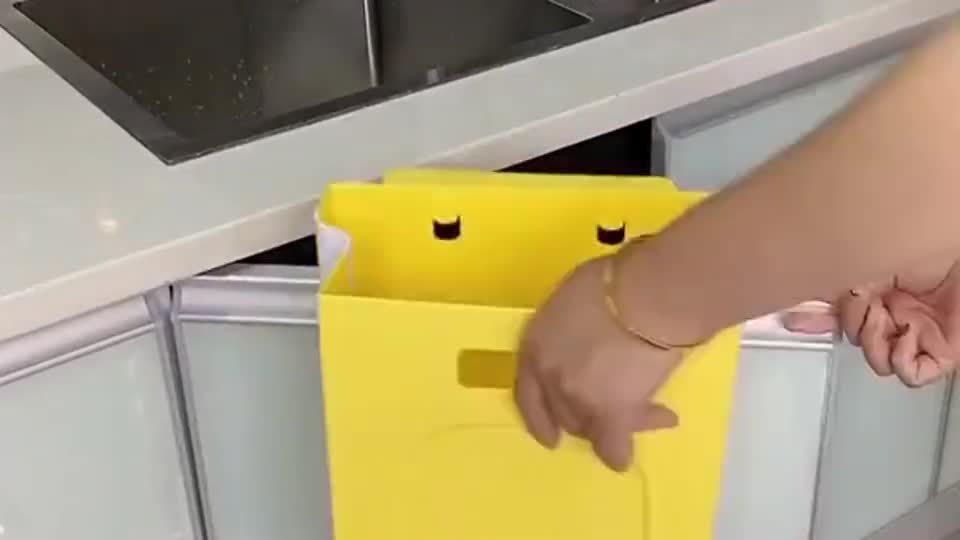厨房柜台上的折叠垃圾桶,一点也不占空间,这样的垃圾桶真的爱了