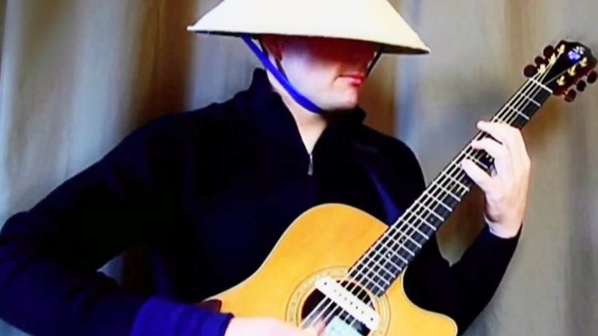 木吉他加上效果器玩出来的效果居然这么惊人,这技术真是爆炸!