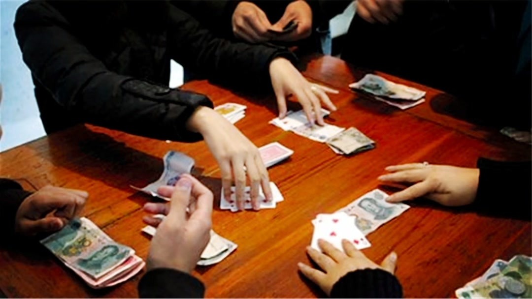 老人打牌感染新冠肺炎,随后传染给全家,北京疾控:别不在乎