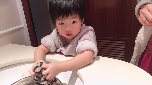两岁的小宝宝自己主动要求洗衣服,这动作看起来很娴熟,太厉害了