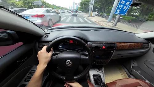 手动挡牛就牛在传动效率高,自动挡的油门下去后,心里压根没有底