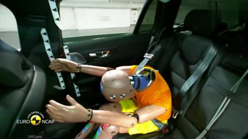 全新沃尔沃V60碰撞测试视频。