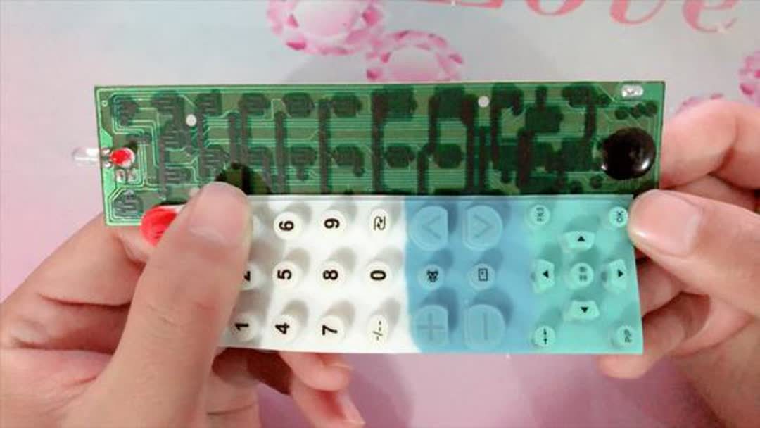 电视万能摇控器并非万能,它和内部芯片中预先存储的编码有关