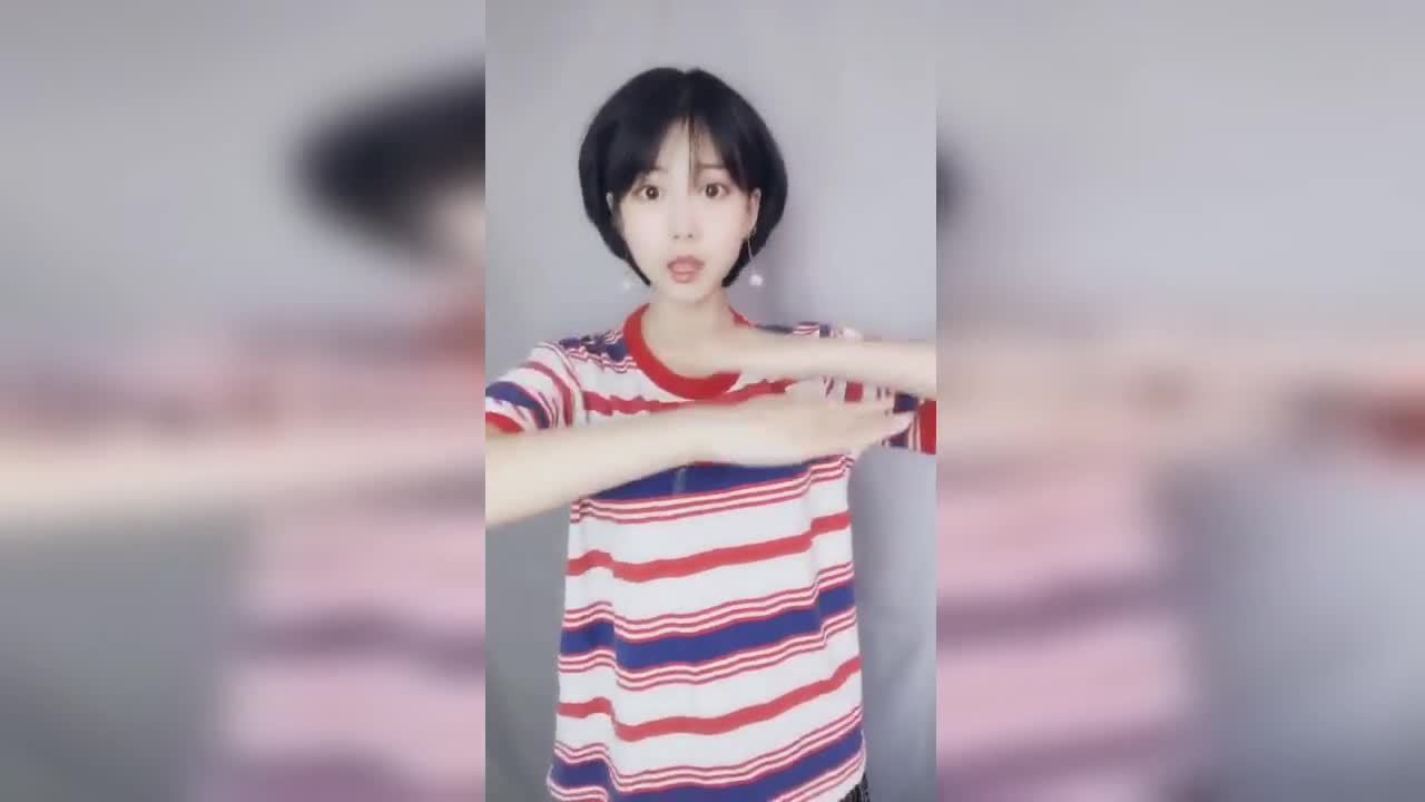 小姐姐表演的是个超级简单的手势舞,快来学习一下吧