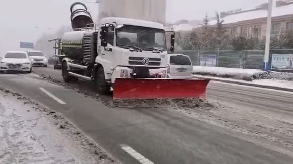 果然视频|全员出动!临沂市城市管理局迅速开展清雪铲冰工作