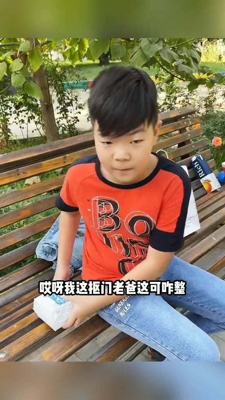 小女孩沿街乞讨