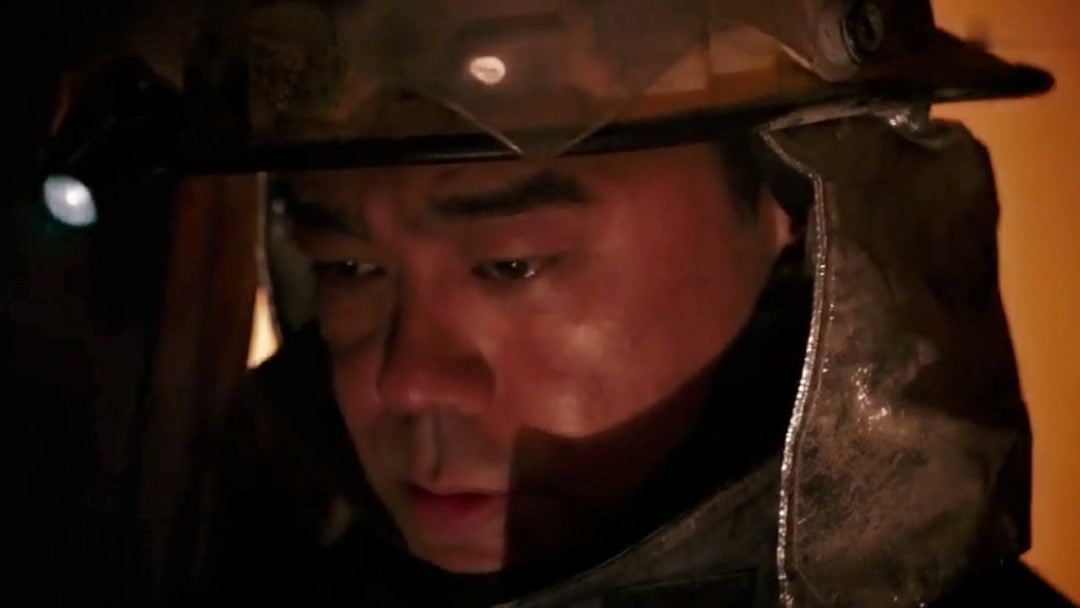 逃出生天:大家进入电梯井的水里,只能通过梯子慢慢爬下去