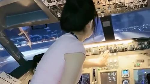 小姐姐花几十万学的飞行员,今天来模拟考试