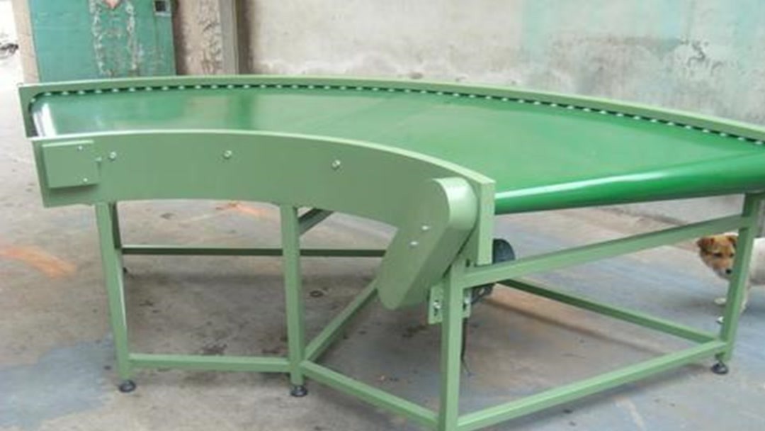 工厂最常见的90度转弯皮带输送机是如何实现转弯?又如何设计?