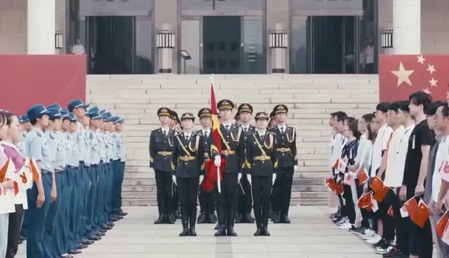 ...的第一课!新学期上课的第一天,700多清华人在主楼广场举行升国旗...