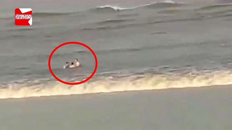 痛心!实拍杭州多人被钱塘江潮水卷走,目击者崩溃大哭