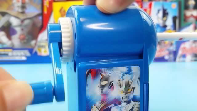 20元买了一款"手摇削笔机",对比"挖掘机"和"擎天柱"