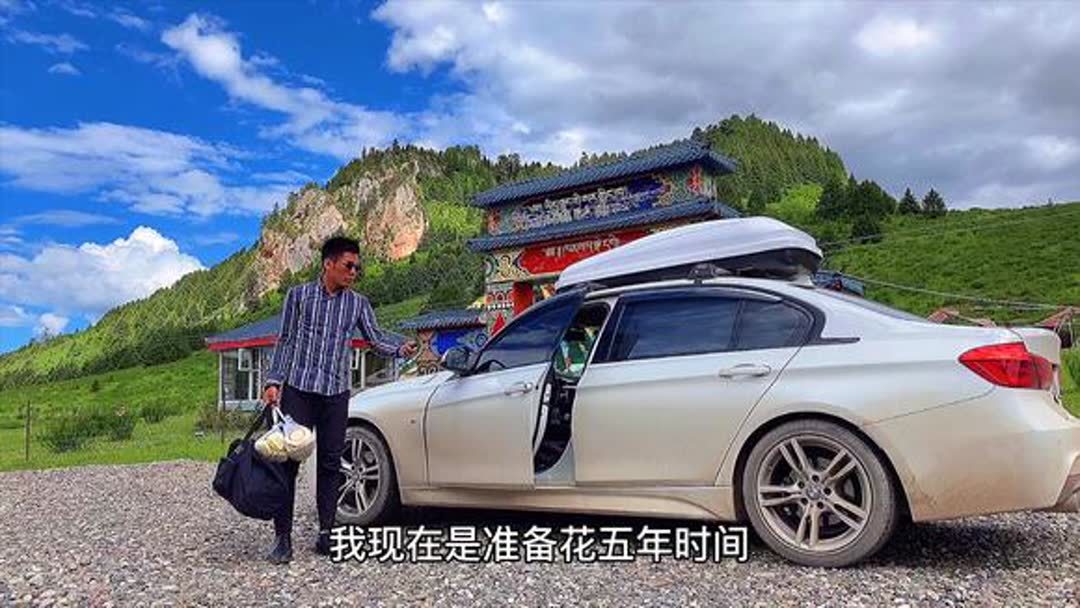 小伙开轿车自驾游,半路抛锚,弃车而走