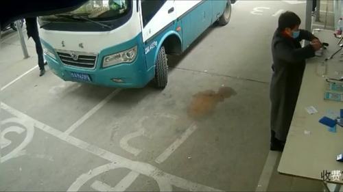 吓人!货车司机误踩油门冲向值班室