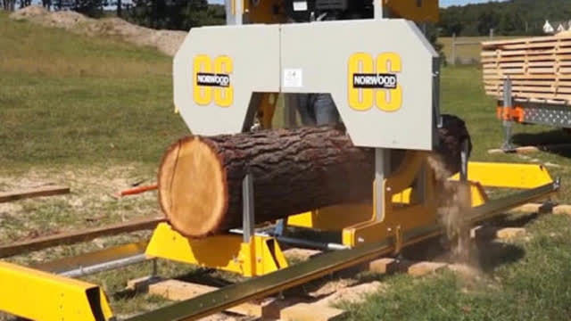 最新木材切割机,1分钟将原木变成木板,木匠手艺人的好帮手