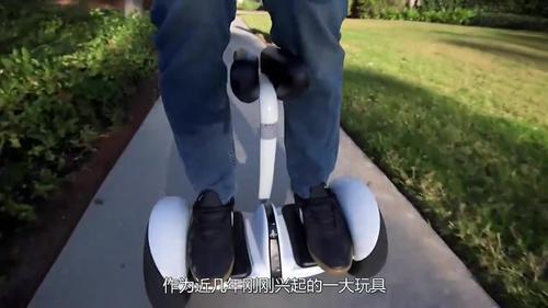 牛人发明坐着骑的平衡车,时速25公里,不怕堵车还拉风