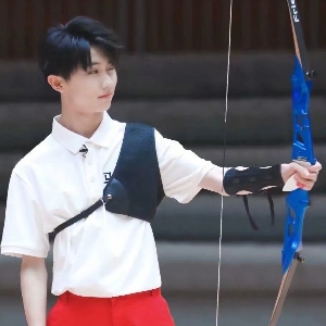 小熊趴在肩膀上 