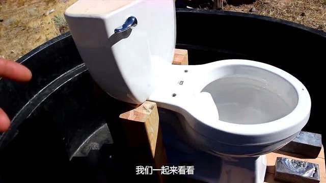 水银的威力有多大?小伙将马桶里面的水换成水银,马桶最后怎样了