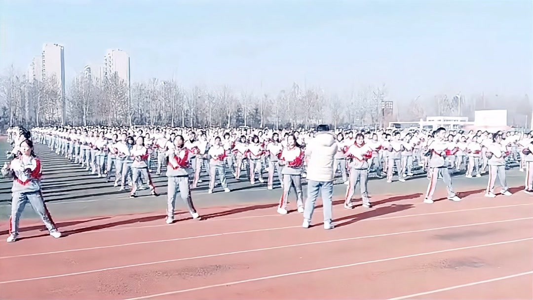 校园版《我相信》,上千名学生同跳网红课间操,满屏的青春活力