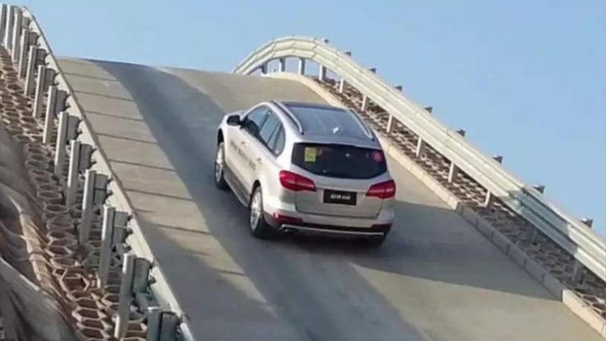 自动挡上下坡,先挂D挡还是先放手刹?做错危险又伤车,新手速学