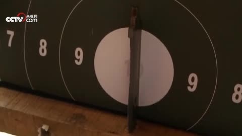 国产高精狙一枪命中,50米外的军用匕首被劈3段