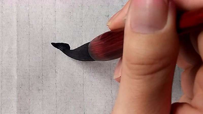 提笔和顿笔,中锋和侧锋,以及逆锋运笔,这些书法知识都要弄明白