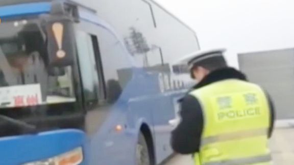 坐后面不用系安全带吧?乘客不系安全带,发生事故现危险