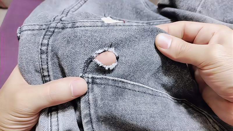 一个在家自己动手就可以完美无痕修复牛仔裤破洞的方法 修补衣服