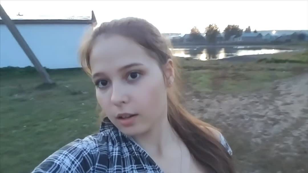 俄罗斯的农村有多美?战斗民族小丫头一放假就着急回农村