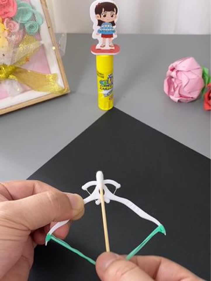 用家里的牙线和孩子做个简单的箭弩吧手工玩具