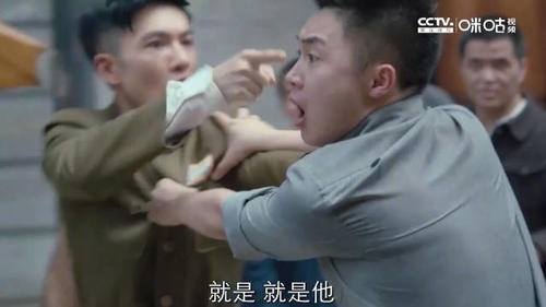 #上咪咕看电视剧信仰##萧奇柱子当街斗殴# 为了掩护秘密电台...