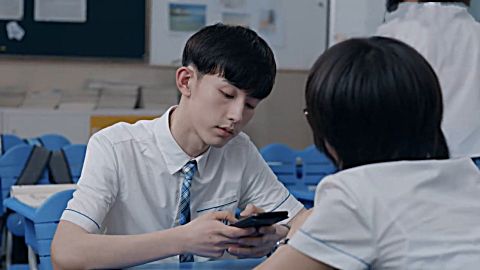 高中生带计算器上学,怎料同学们一看傻了,居然能用计算器打CS