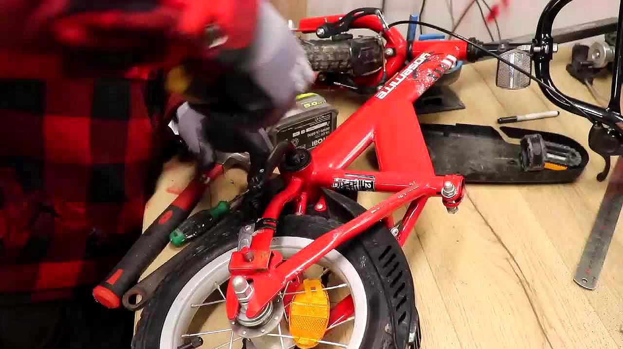 农村小伙将自行车改造电动踏板车,行驶稳健造型酷,适合撩妹哦