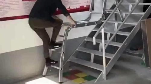 农村手艺人自己制作的多功能梯子,太牛了