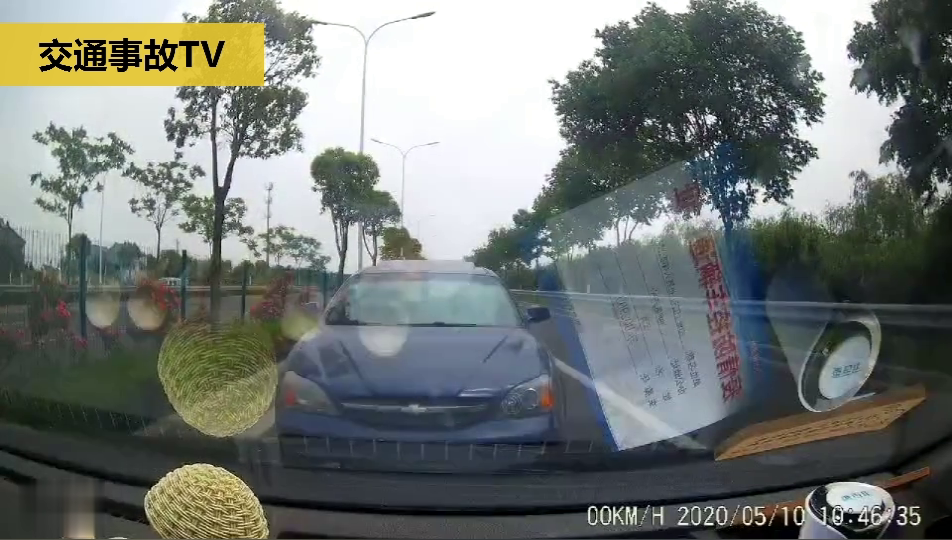 【交通事故】视频车遭遇逆行车辆