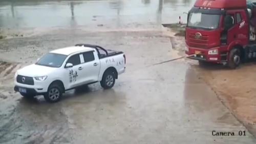 这皮卡可真牛,怎么能拉得动大货车的